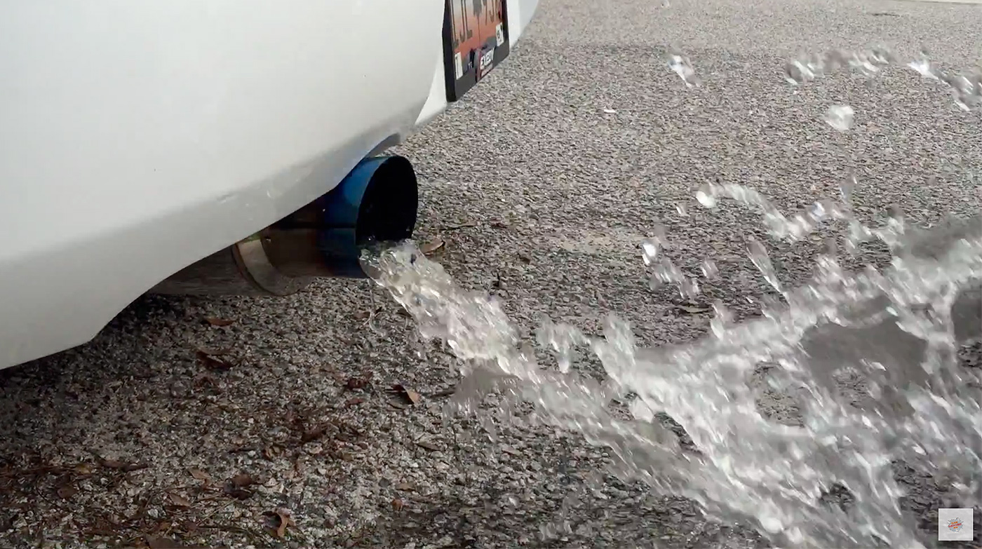 Un Subaru sobrevive a las inundaciones por un huracán